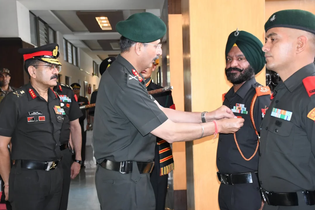 Lt Gen Devendra Sharma Visits Infantry School Mhow, Reviews Training ...