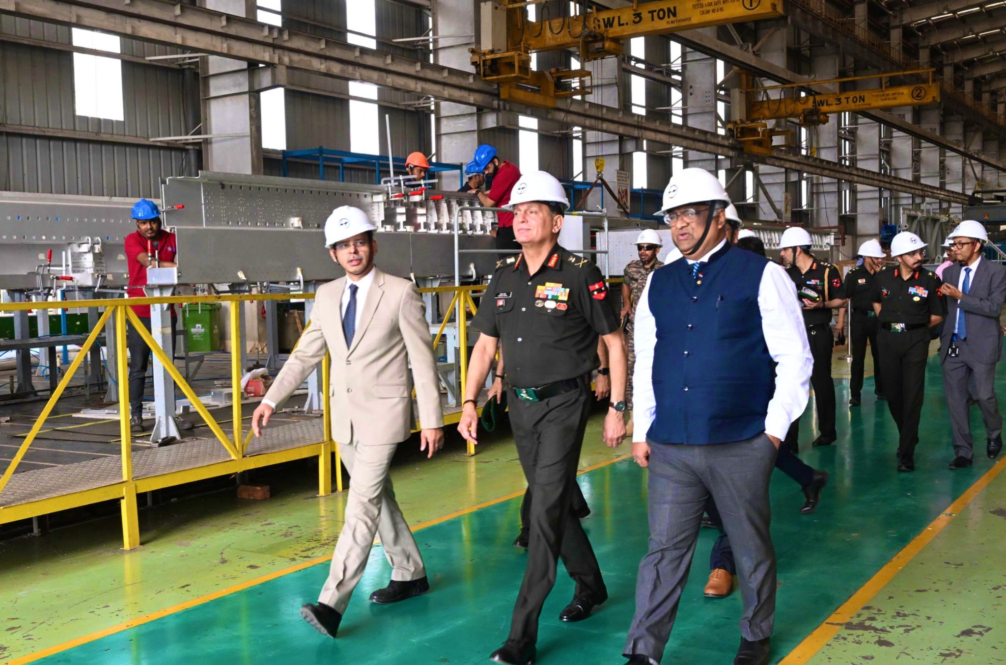 Lt Gen Dhiraj Seth Reviews Indigenous Defence Manufacturing at L&T ...