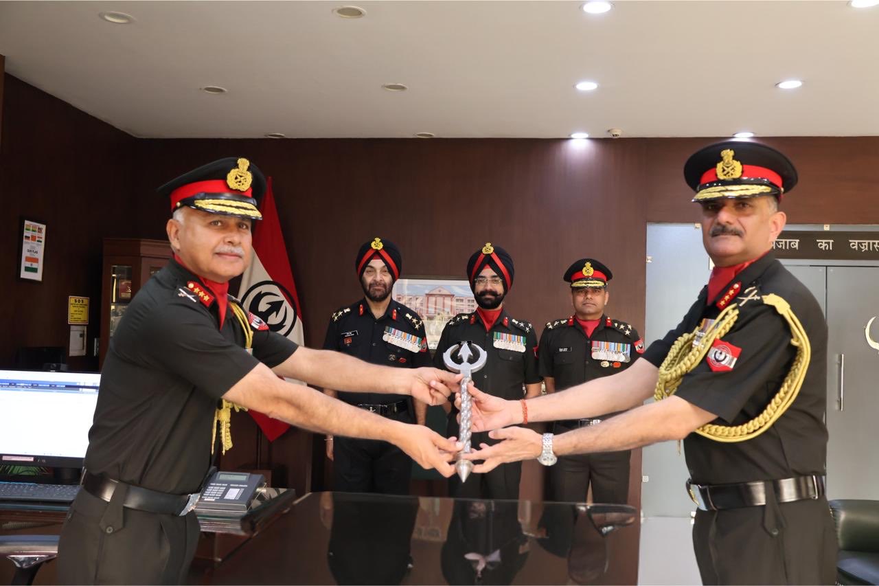 Lt Gen Ajay Chandpuria Hands Over Command of Vajra Corps to Lt Gen Amit ...